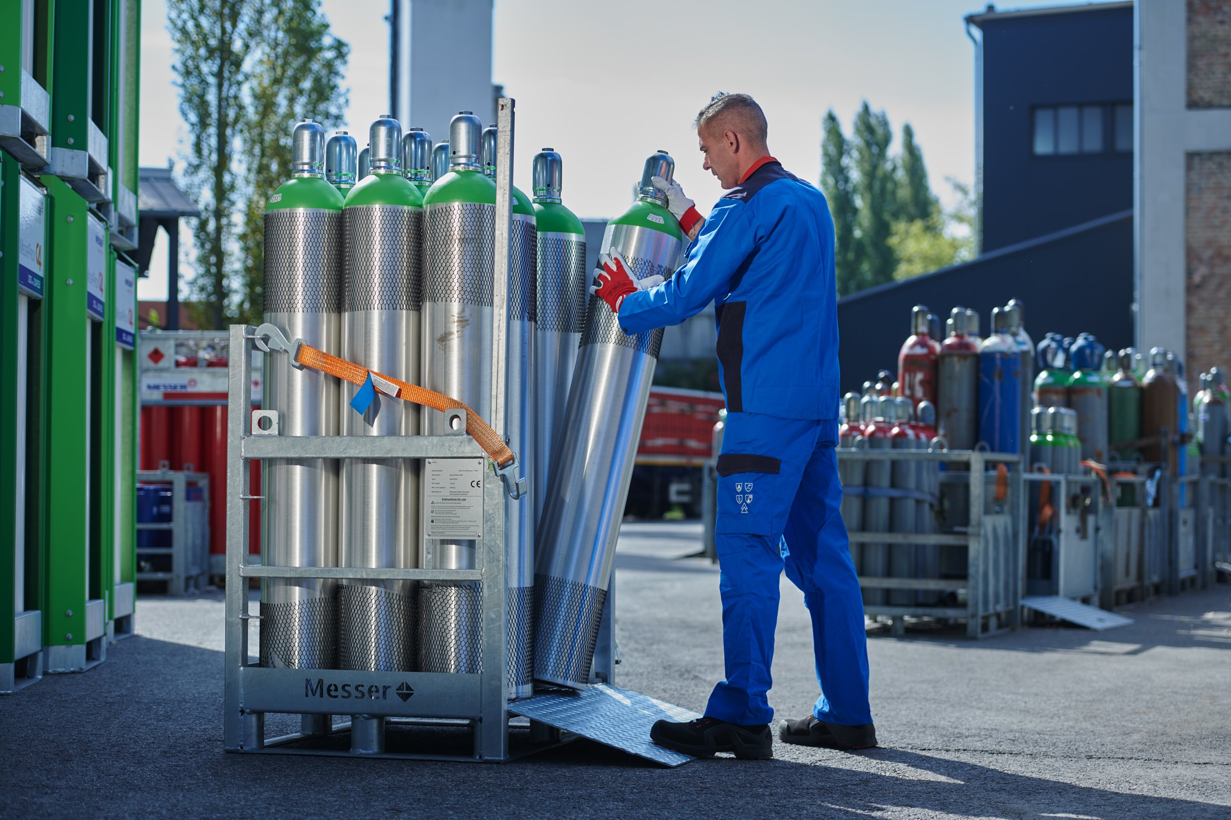 SAFE MOVEMENT OF GAS CYLINDERS - Elmemesser EE